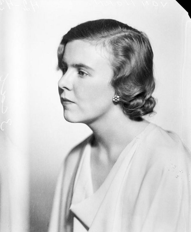 50 Black and White Studio Portraits of Beautiful Swedish Women in the ...