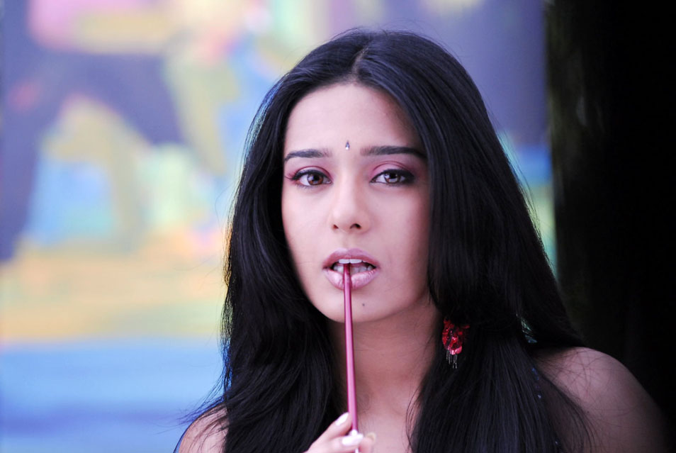 Hot Picsz: Actress Amrita Rao Stills Gallery