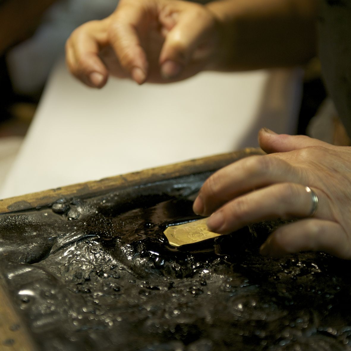 come nascono i gioielli tra racconti e reportage ...: Il cesello ...