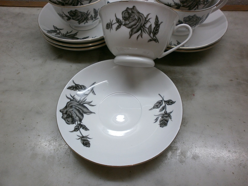 Antikpisan: 1/2 Lusin Tea Set Motif Bunga Rose Hitam Made In China