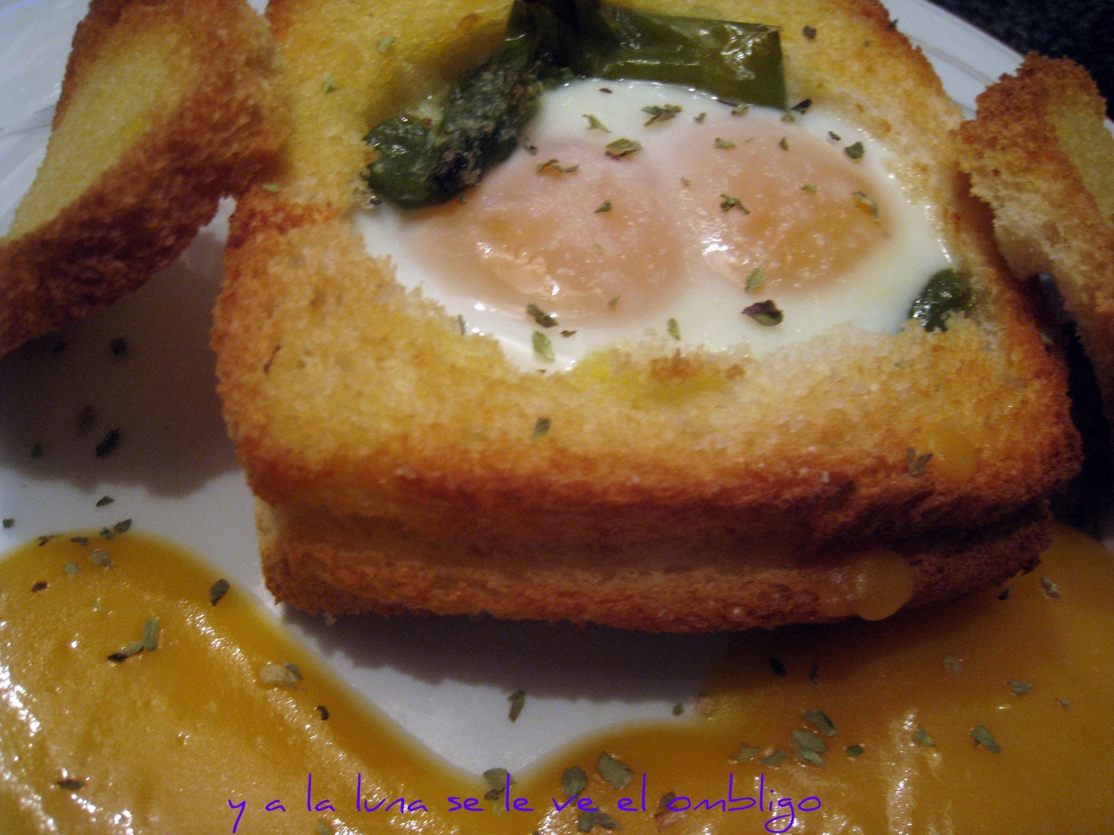 Y a la luna se le ve ve el ombligo...: Huevos al nido de pan