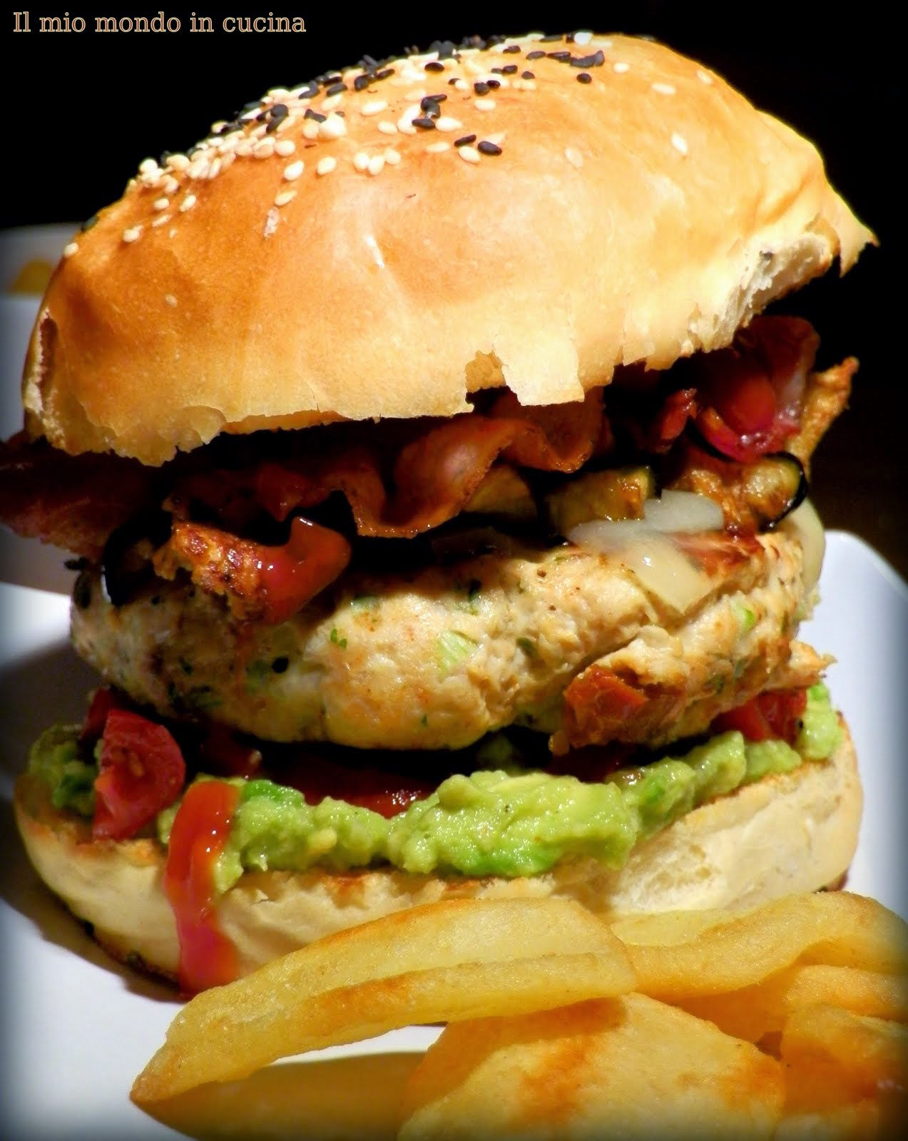 BURGER di pollo CREOLO con salsa di avocado, Montasio, MELANZANE fritte ...