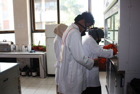 Tumbuhan Obat dan Sains: Praktikum di Laboratorium Kimia Universitas ...