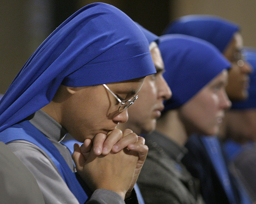 monja macho: monjas orando