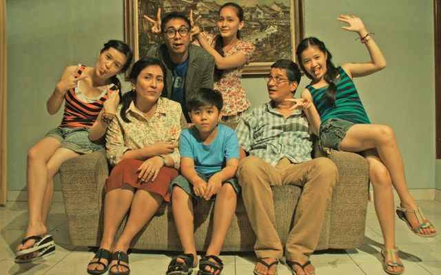 Movie Review : Cinta Brontosaurus (2013) ~ AdhariView
