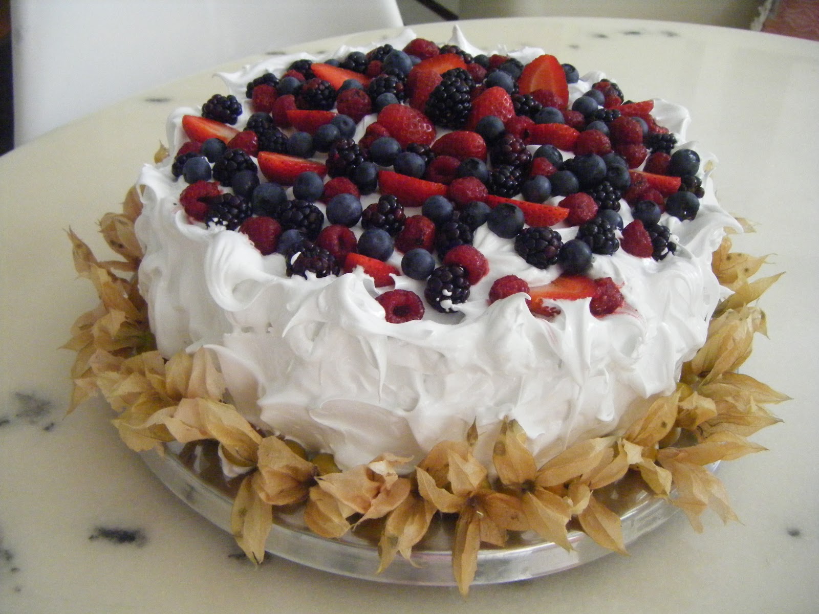 COMA E BEBA BEM: BOLO DE FRUTAS VERMELHAS COM CREME E COBERTURA DE ...