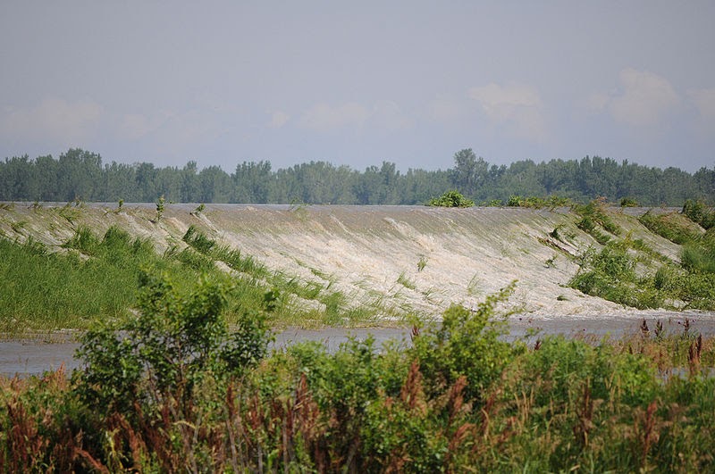 Carbon-Based: Earthen levees on Missouri River at risk
