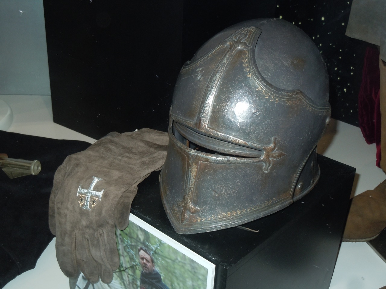 Hollywood Movie Costumes and Props: Russell Crowe's Crusader Knight ...