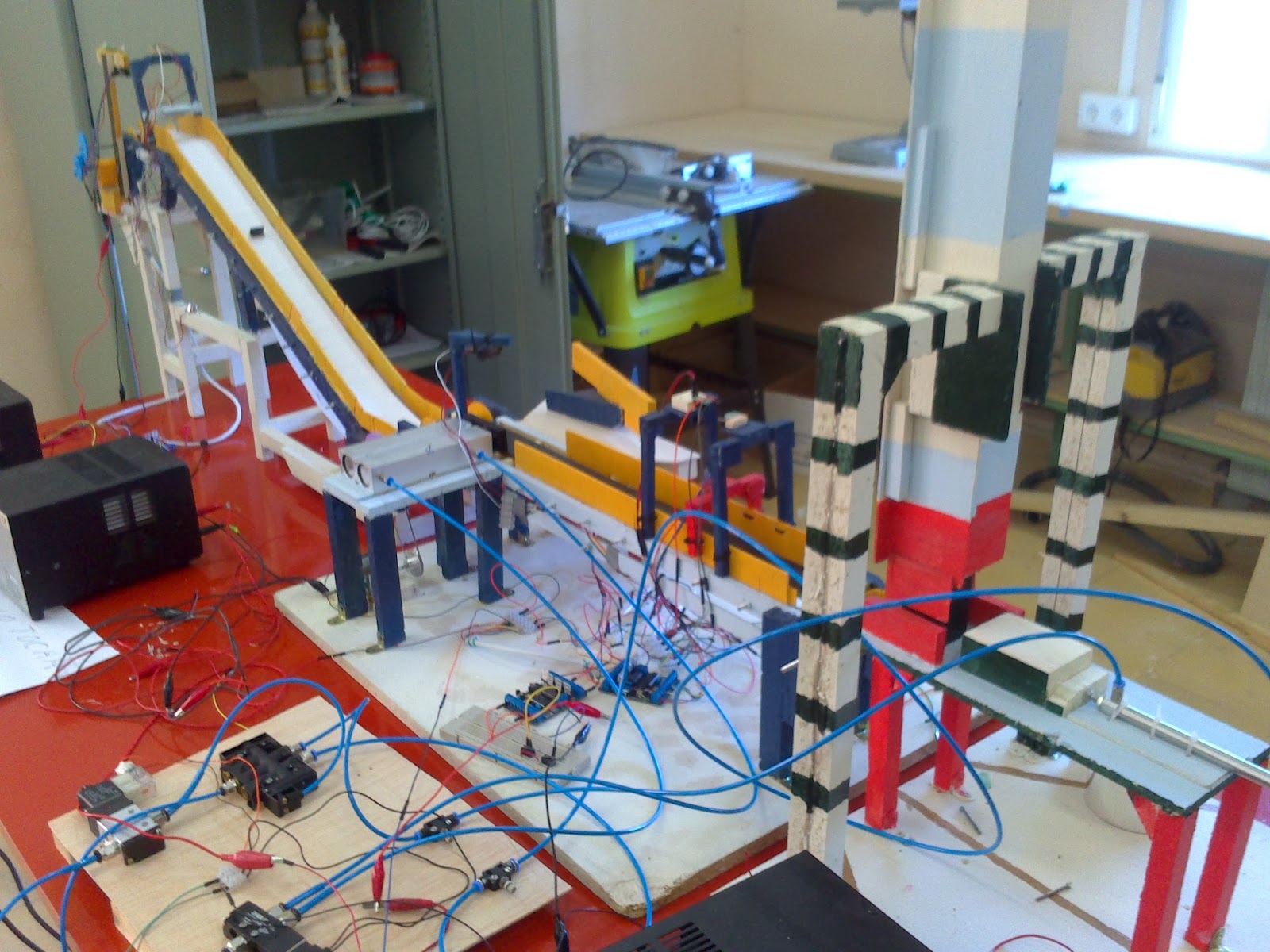 PRÁCTICAS DE AUTOMATIZACIÓN, PROYECTOS Y ROBOT PICAXE REALIZADAS POR ...