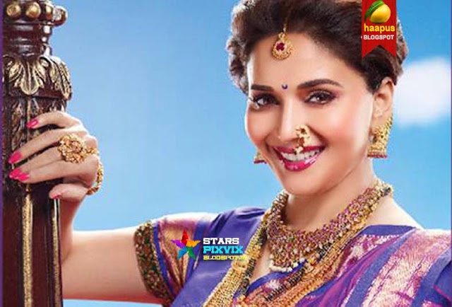 Mrinal Kulkarni In Nauvari Saree