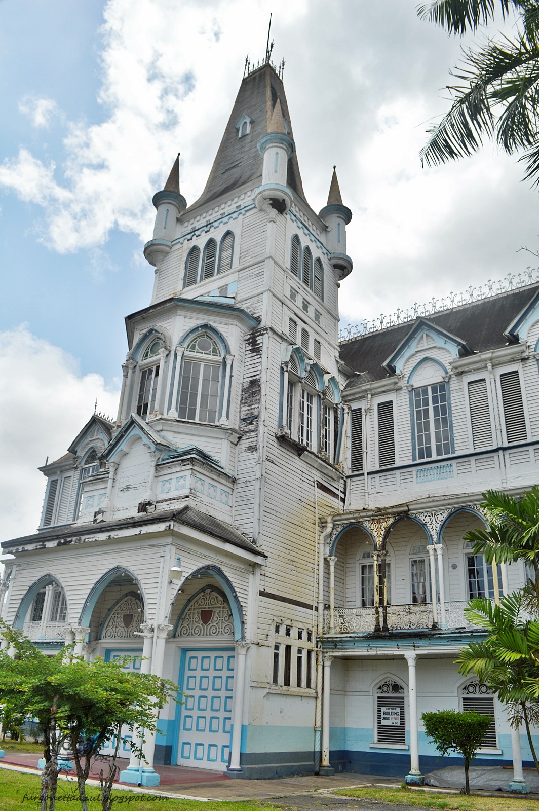 FURGONETA AZUL: GEORGETOWN, CAPITAL DE GUYANA.