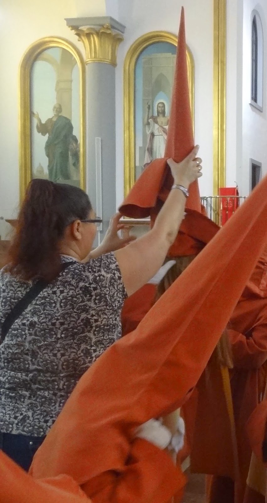 Verdad y Sagrario: Ajustando el capirote.