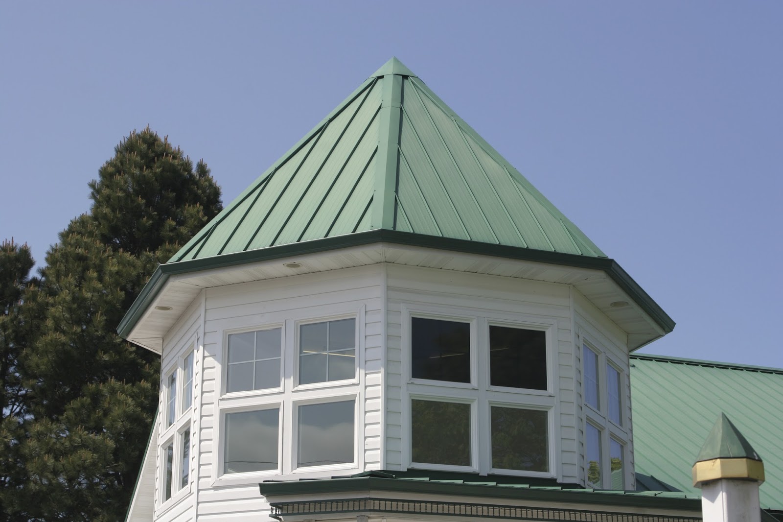 Phil's Main Roofing: Reasons to Install a Metal Roof