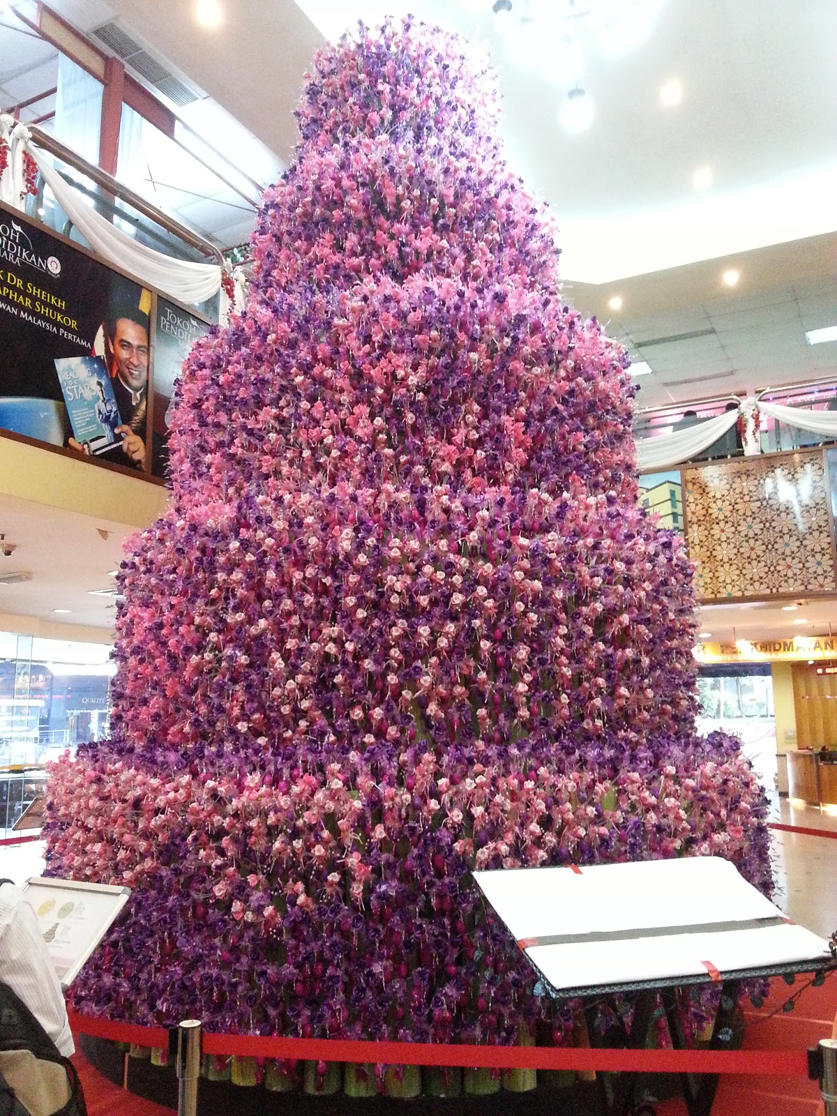 HITAM PUTIH: Gubahan bunga pahar terbesar di Bangunan MARA