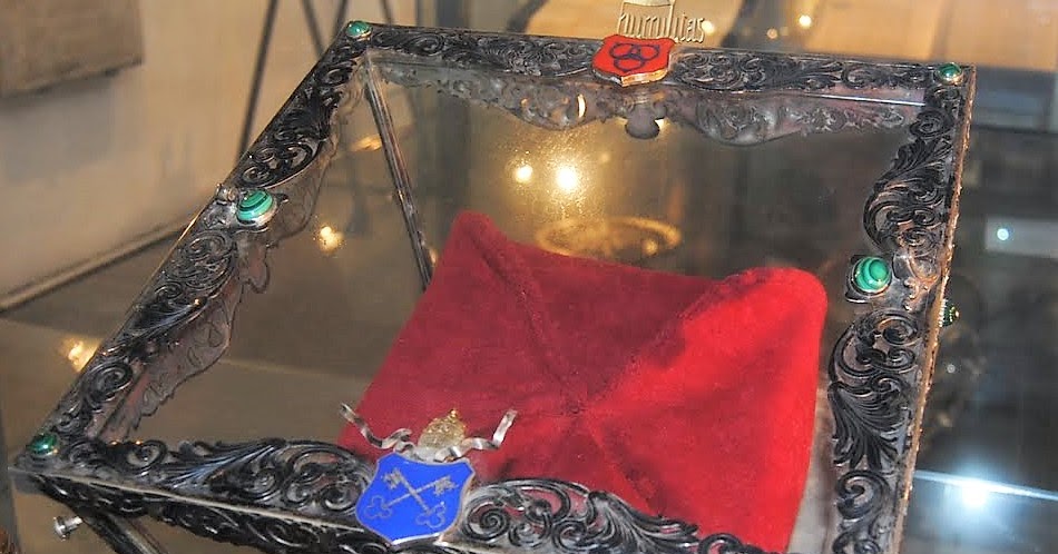 Vesture: An Early Visual of the Biretta from the 1500s and Rare Custom ...