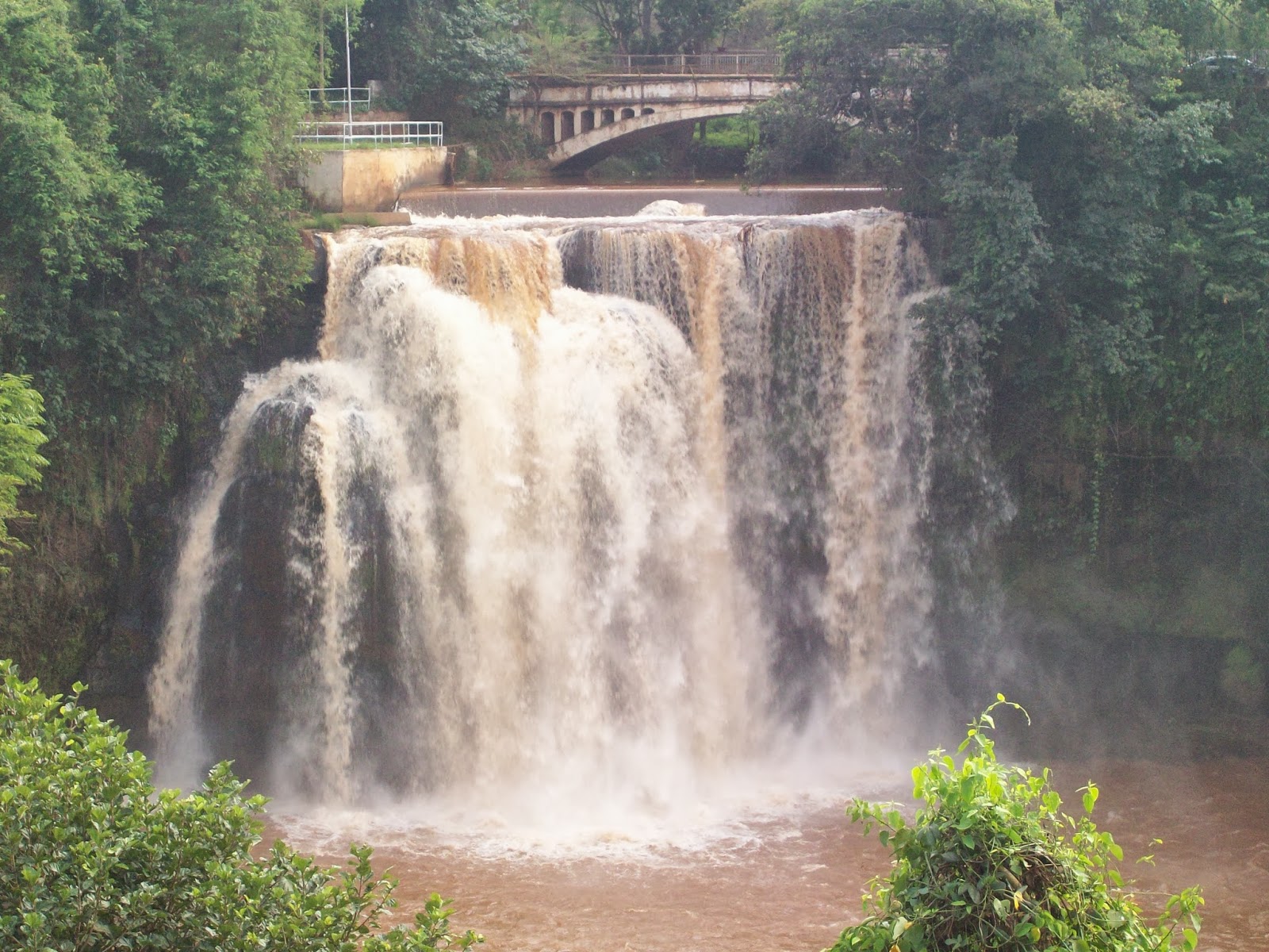 NAIROBI'Z BLOGAZINE: BLUE POST HOTEL: a sandwich of two falls…