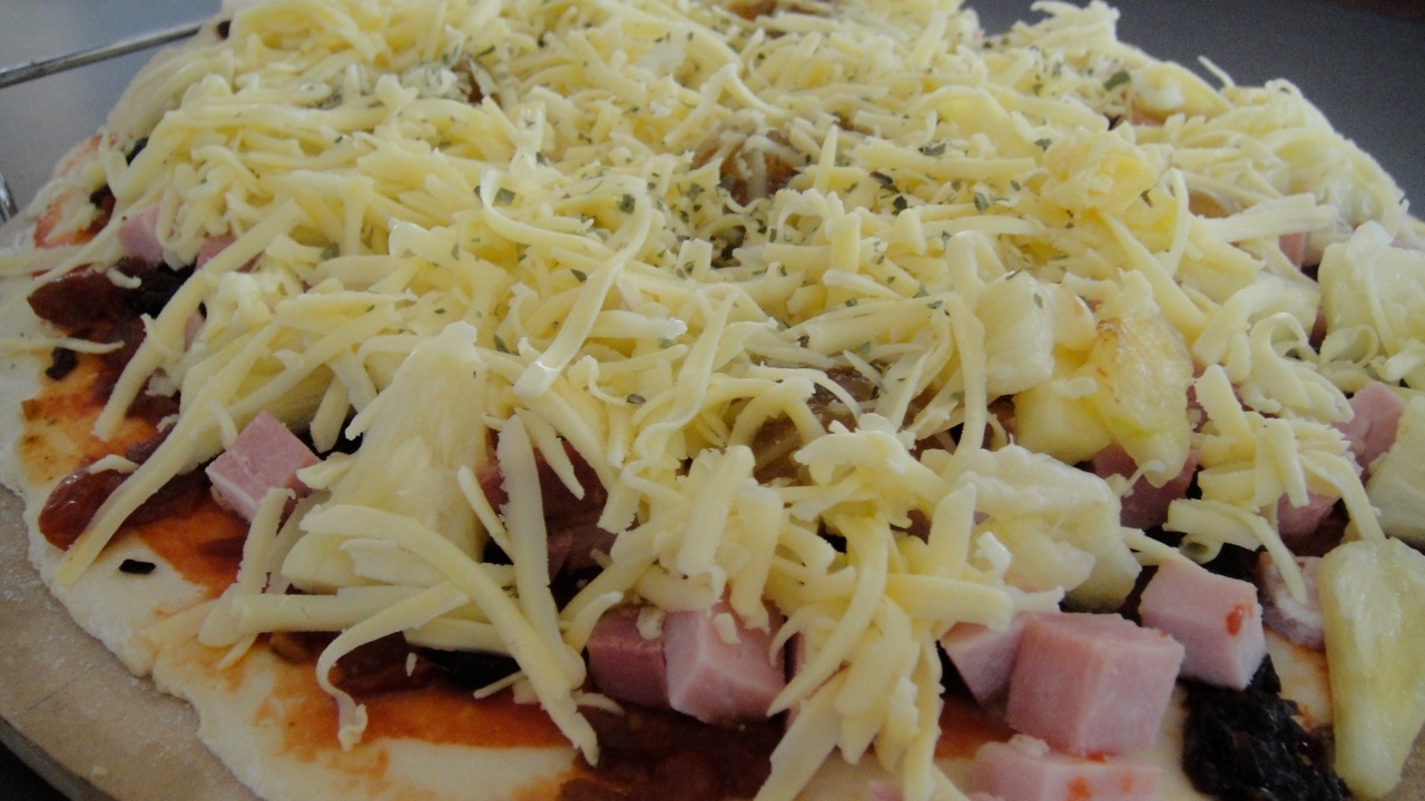 Mums in the Kitchen: Leftover Christmas Ham & Pineapple Pizza
