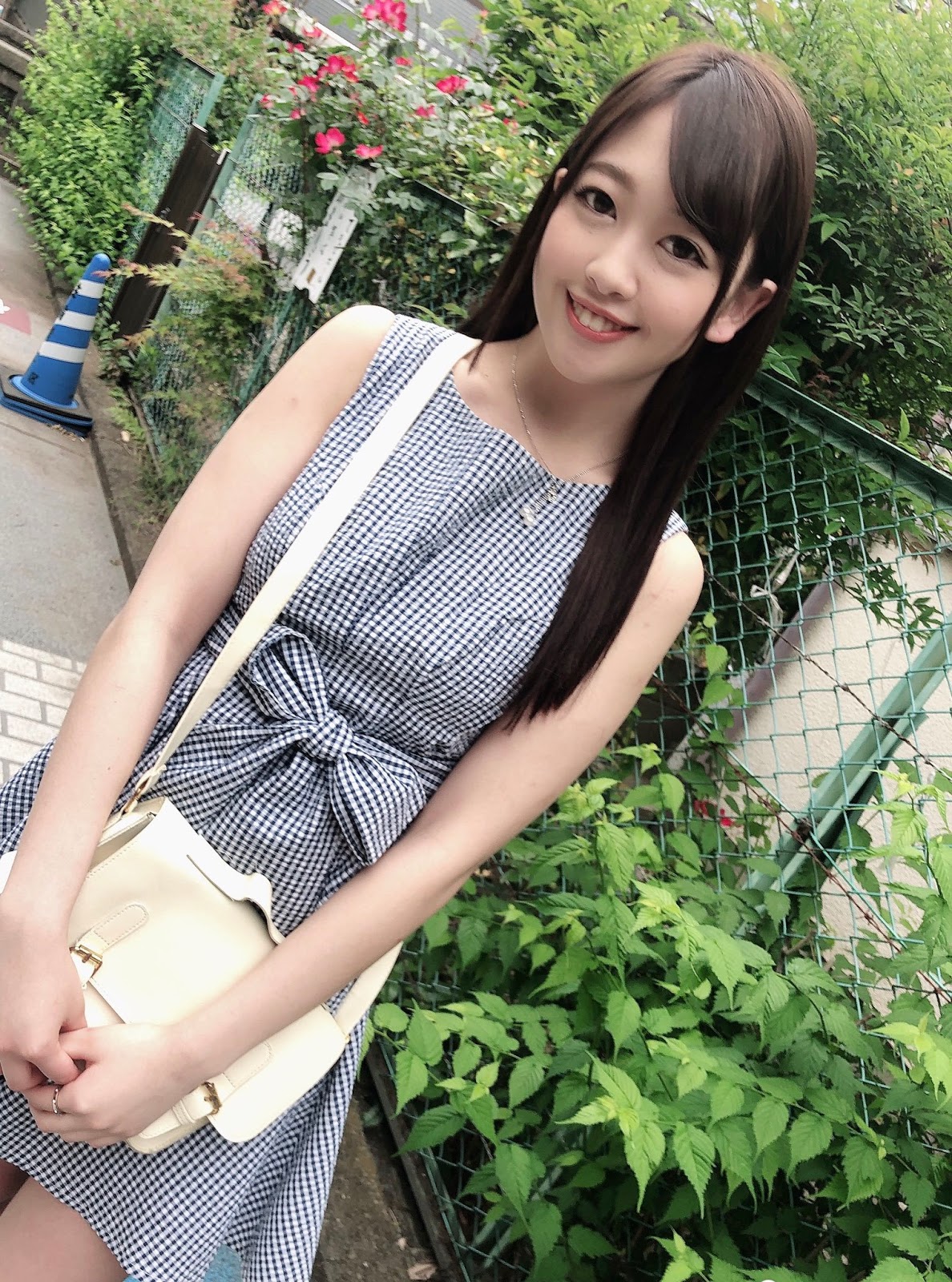 那個在路邊拔野草吃的女孩⋯改名復活了! Dmm