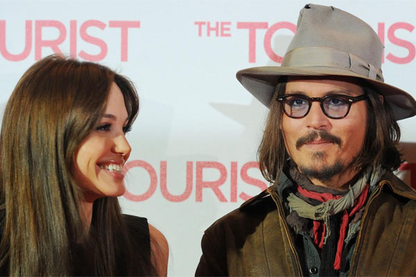 Angelina Jolie Consolada Por Su Amigo Johnny Depp ~ Cotibluemos