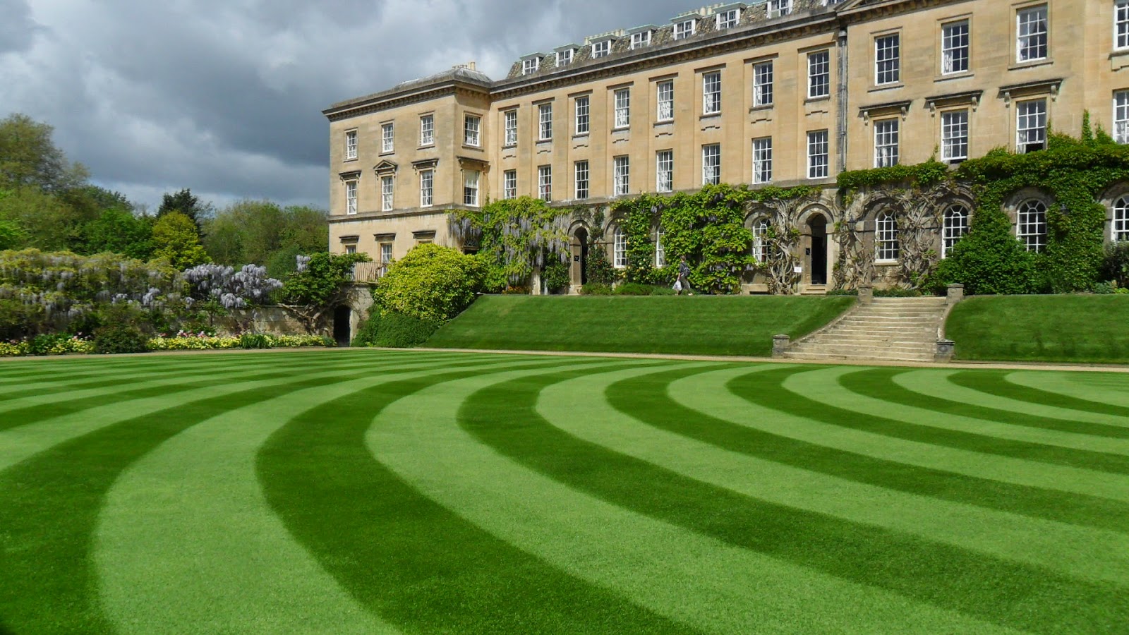 Worcester College Gardeners 2009-2018: The Curves On The Front Quad Lawn