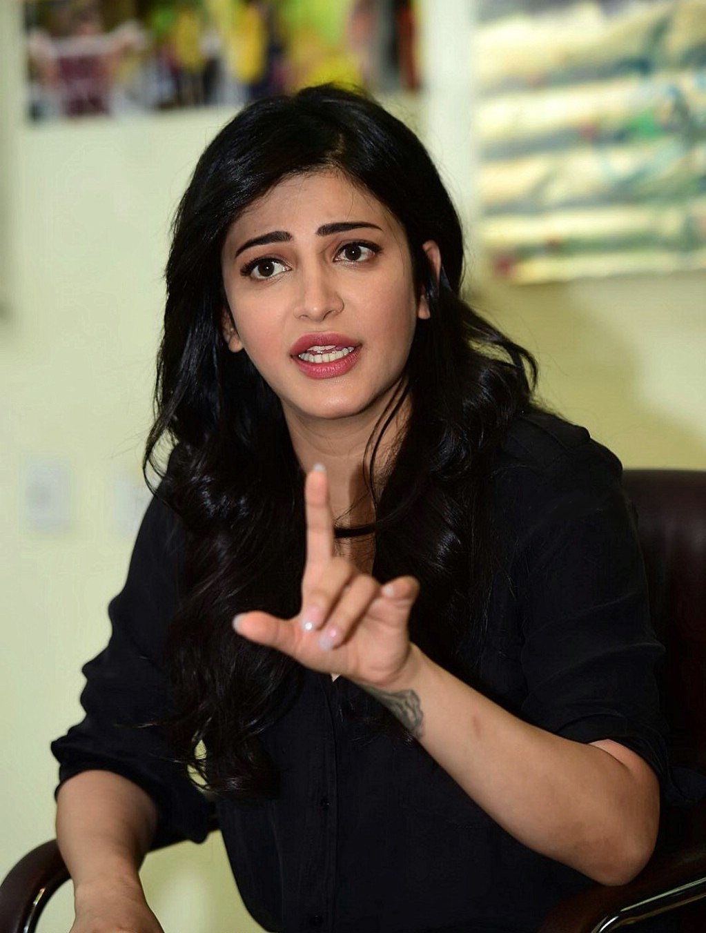 Shruti Haasan Looks Super Sexy In Black Dress In Her Latest Hot Photo