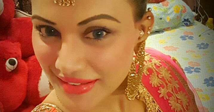 Zeisha Nancy: Zeisha Nancy in traditional dress