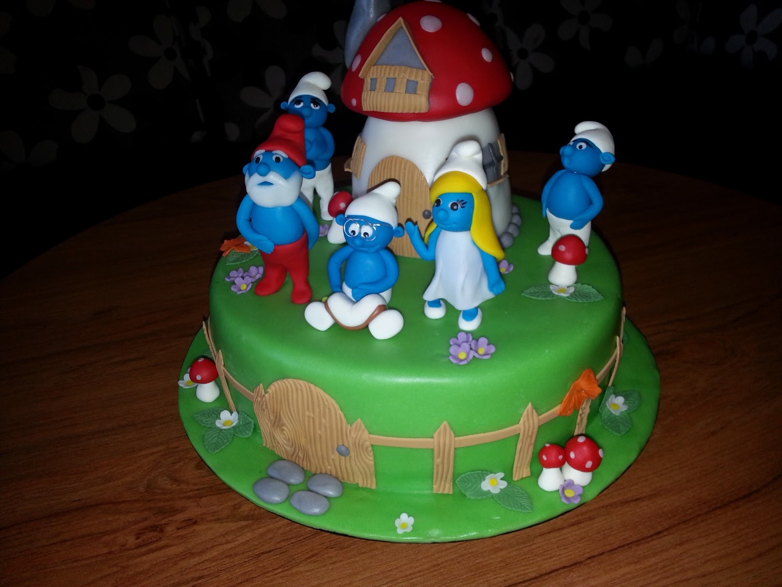 A blue world of origami and cakes: Tort cu strumfi- Torturi Sibiu