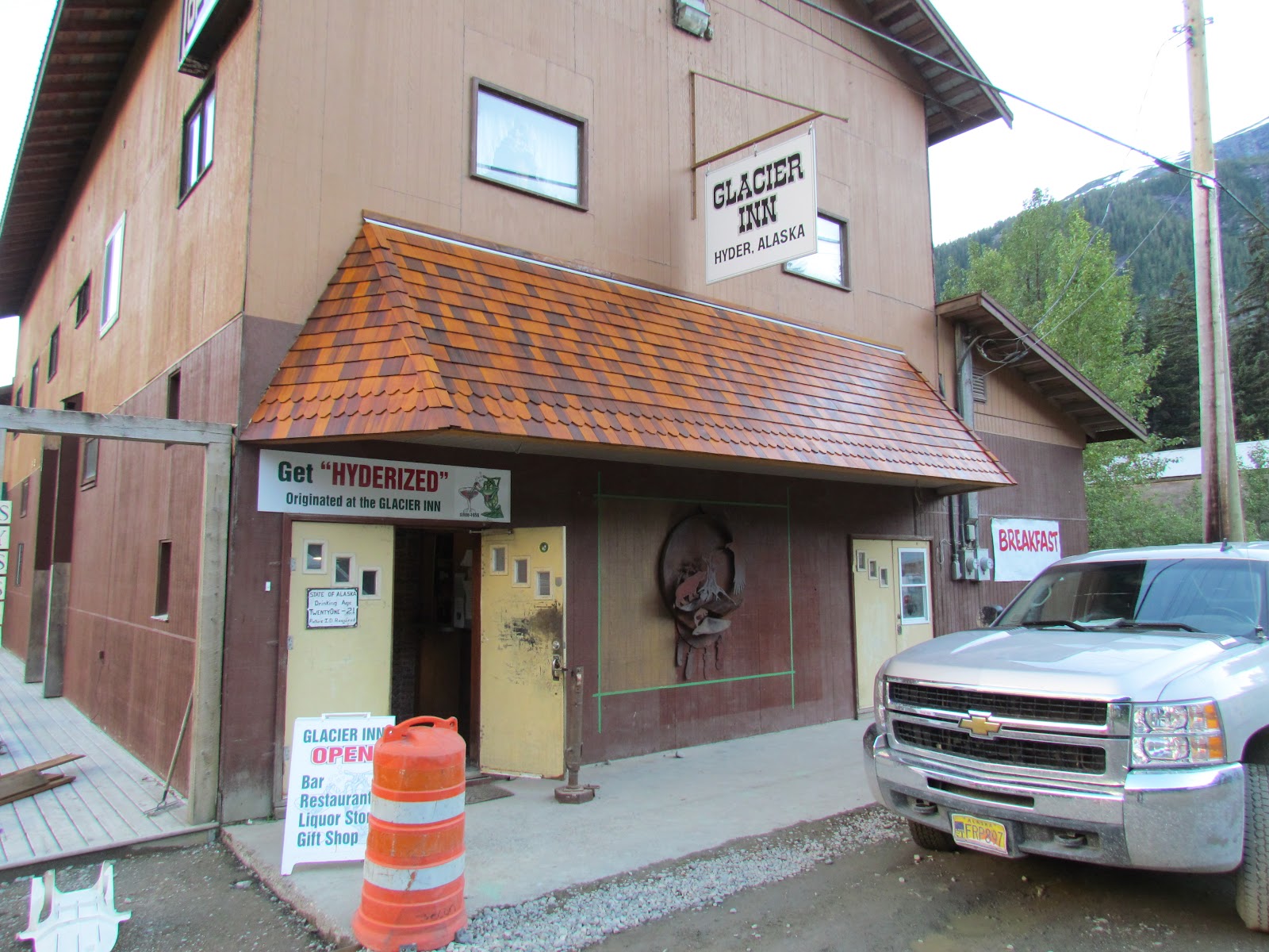 LA RESPUESTA ESTA EN EL CAMINO: Glacier Inn es el bar de Hyder Alaska