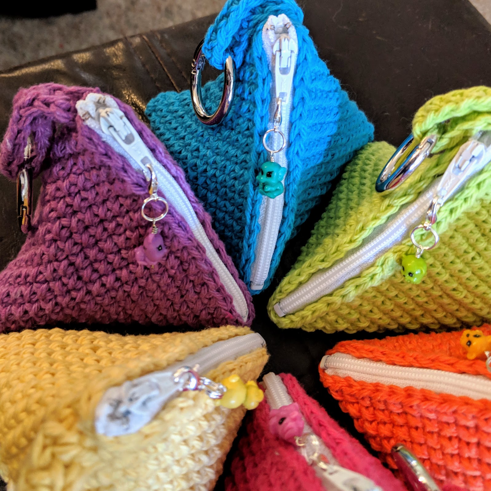 mini pyramid bag... FREE BEGINNER CROCHET PATTERN