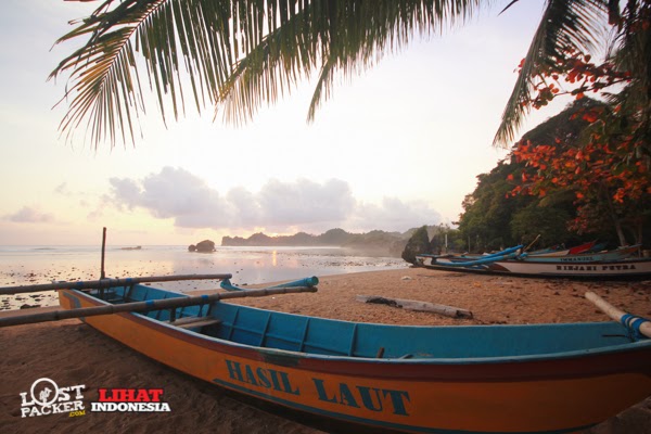 Perpustakaan Gedheg di tepian Pantai Kondang Merak, Lihat Indonesia ...