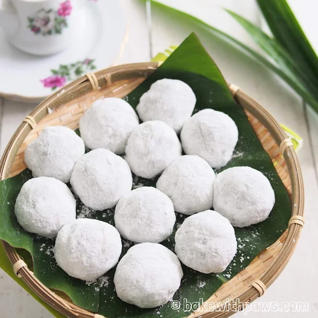 Pandan Mochi - BAKE WITH PAWS