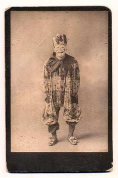 Writers in London in the 1890s: Victorian Clowns and Clowning