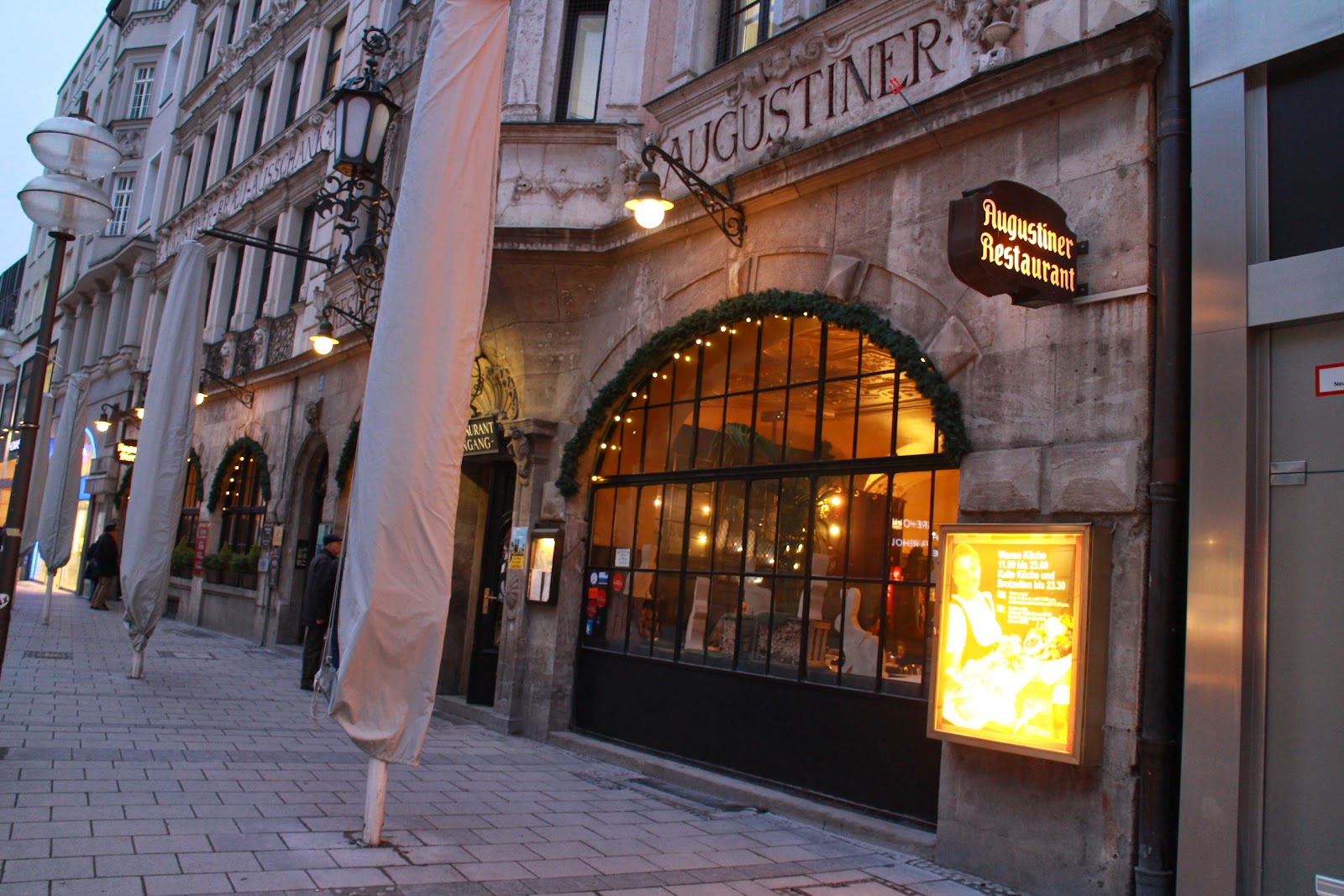 ファーストクラスに搭乗できたらブログやめるんだ: ミュンヘンを代表するブルワリー アウグスティーナーのレストラン - Zum ...