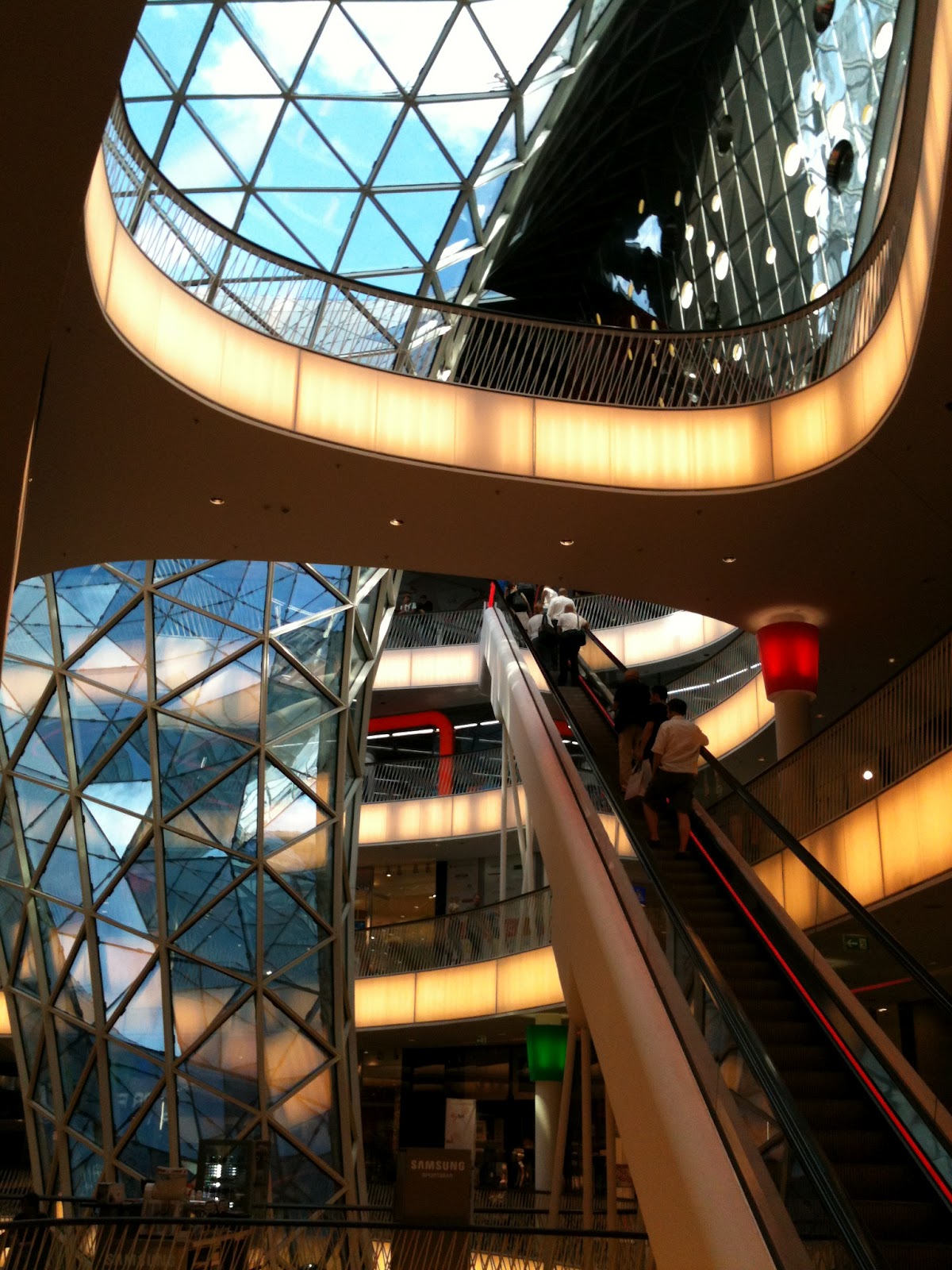 MONOCHROMATIC AXONOMETRIC: MyZeil