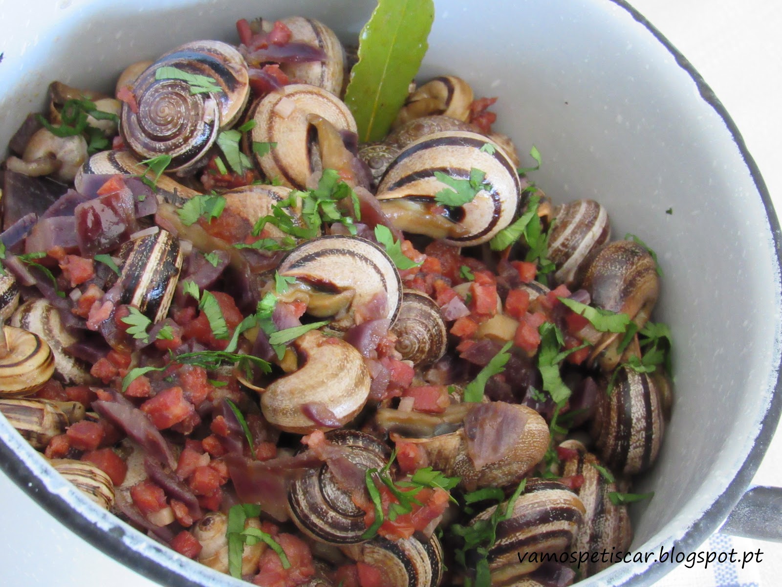 Vamos Petiscar!: Caracóis de Tomatada com Chouriço