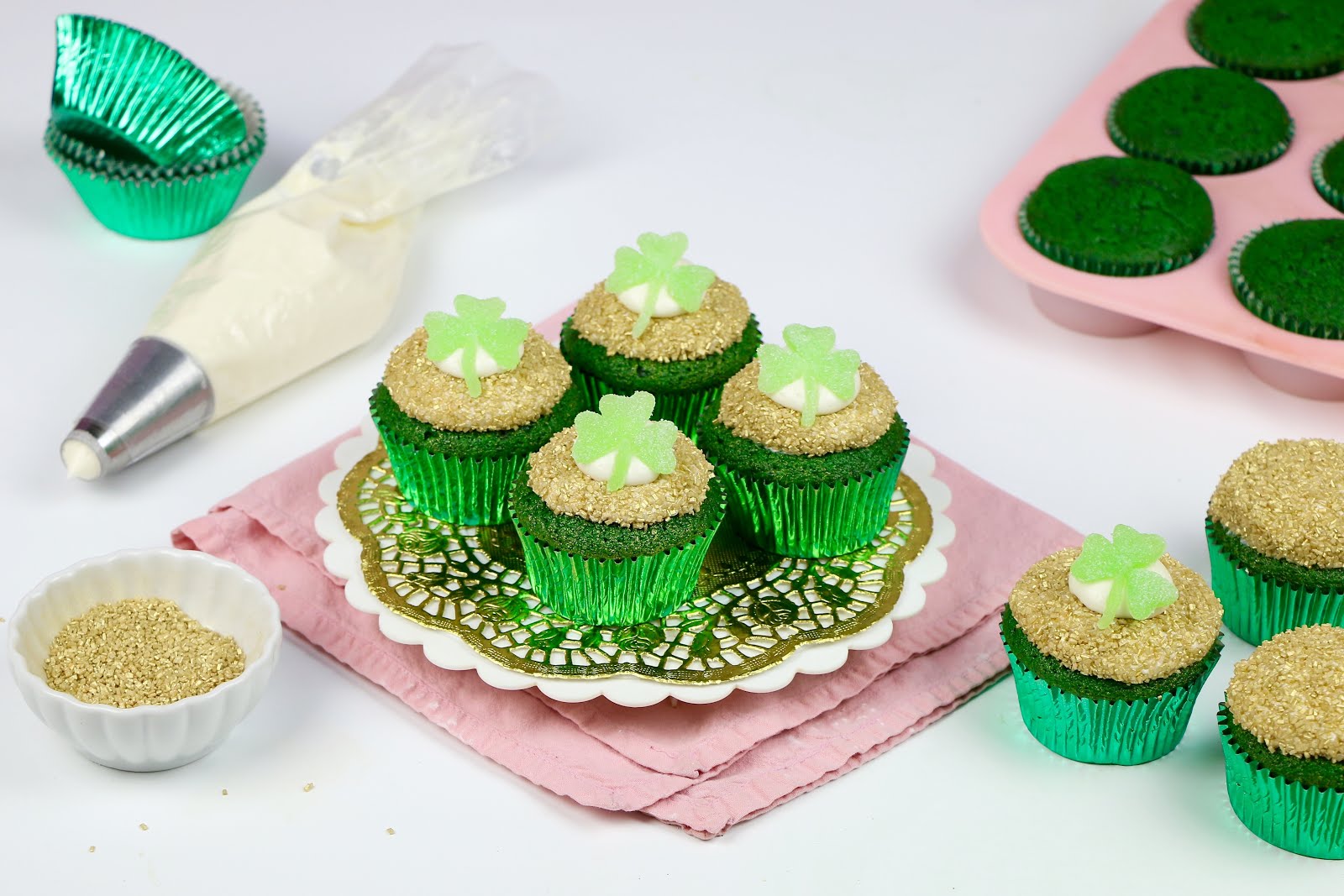{VIDEO} St. Patrick's Day Green Velvet Cupcakes with DIY Shamrocks ...