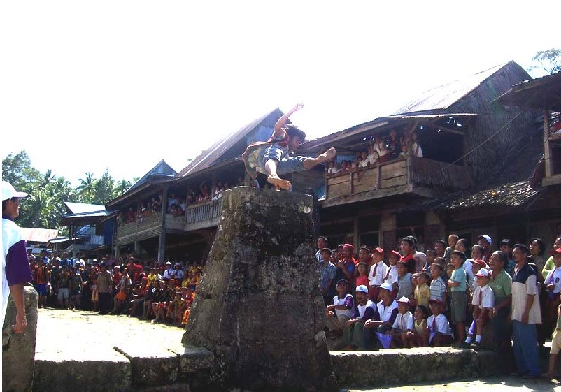 Tradisi Lompat Batu (Fahombo) Suku Nias Sumatera