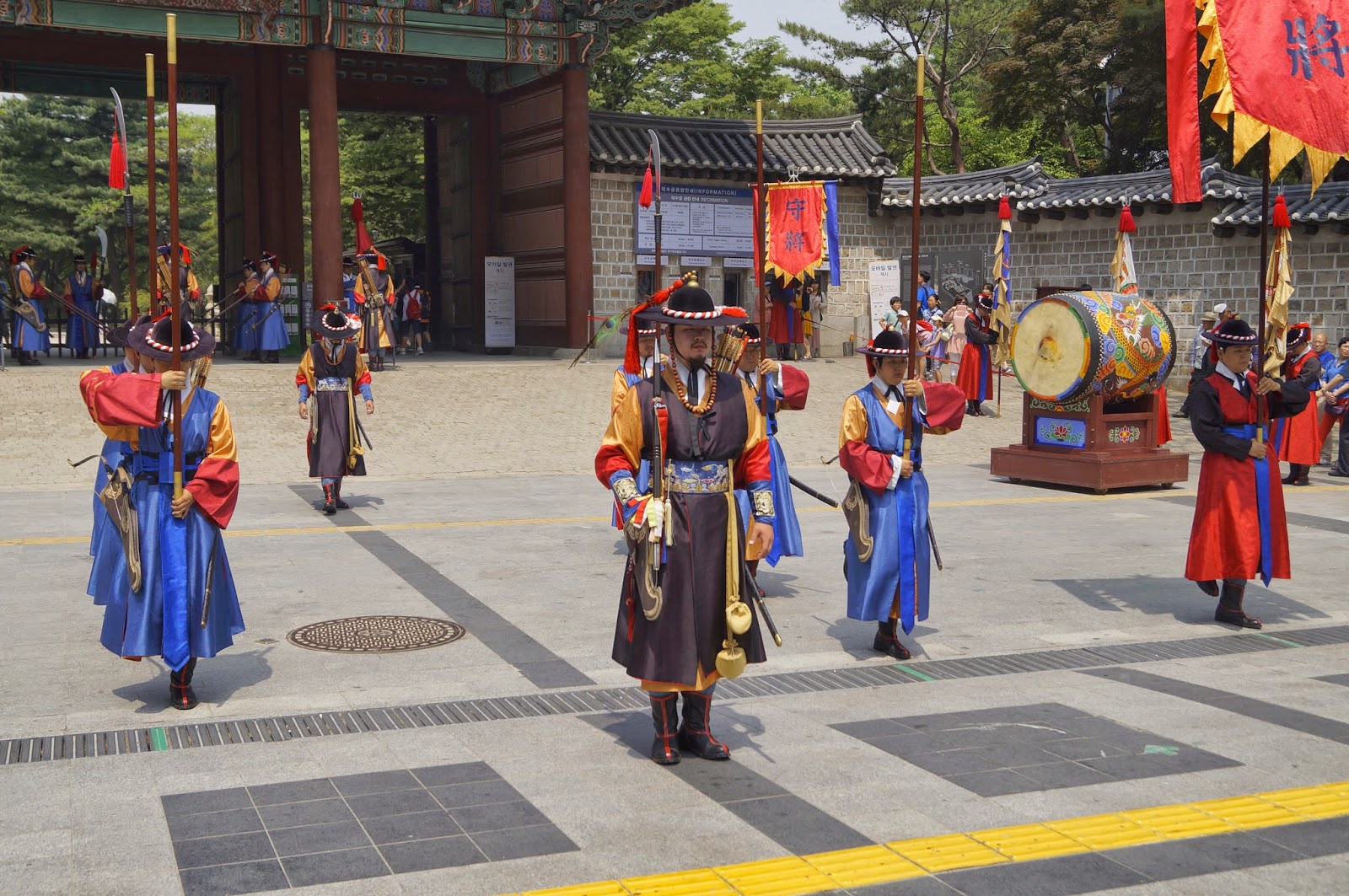 South korea life: Deoksugung Palace - the changing of the guards ceremony