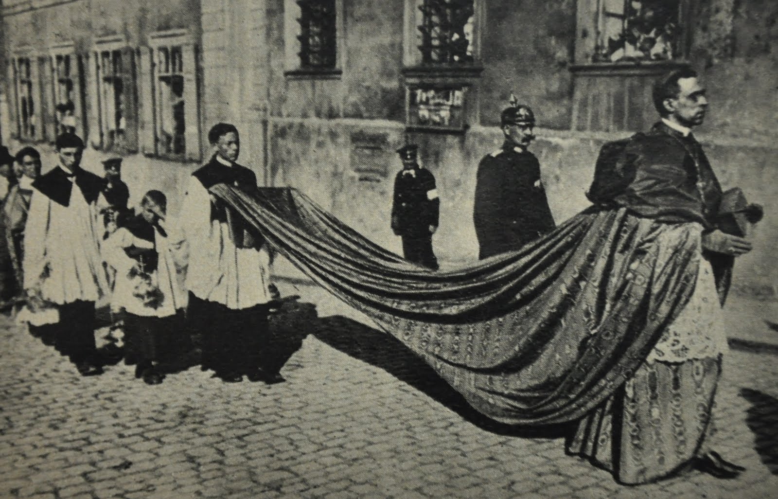 Te igitur: Symbolism of Cappa Magna