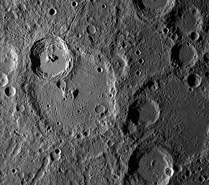 La Sonda Messenger descubre grandes agujeros en la superficie de ...