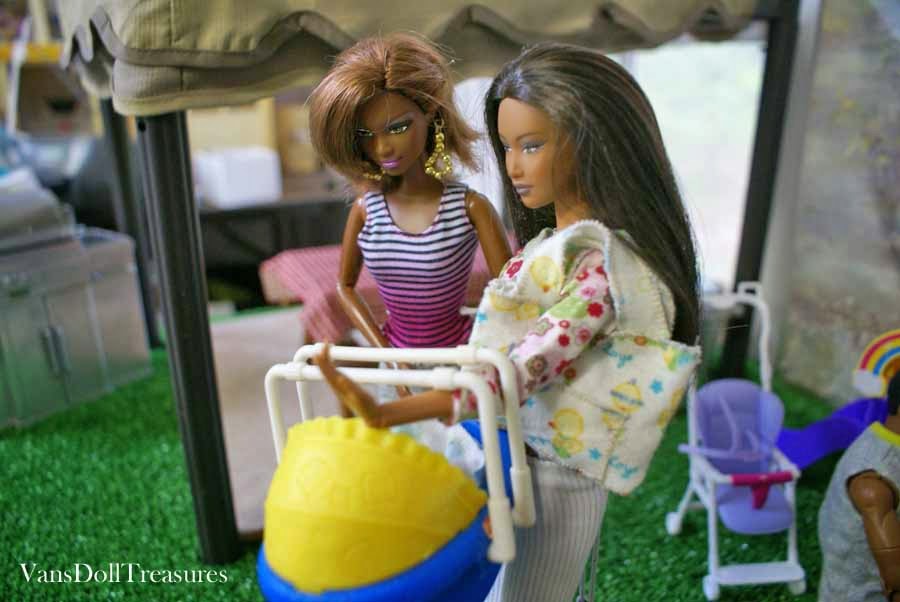 Fashion Dolls at Van's Doll Treasures: Park Fun Continues (Photostory)