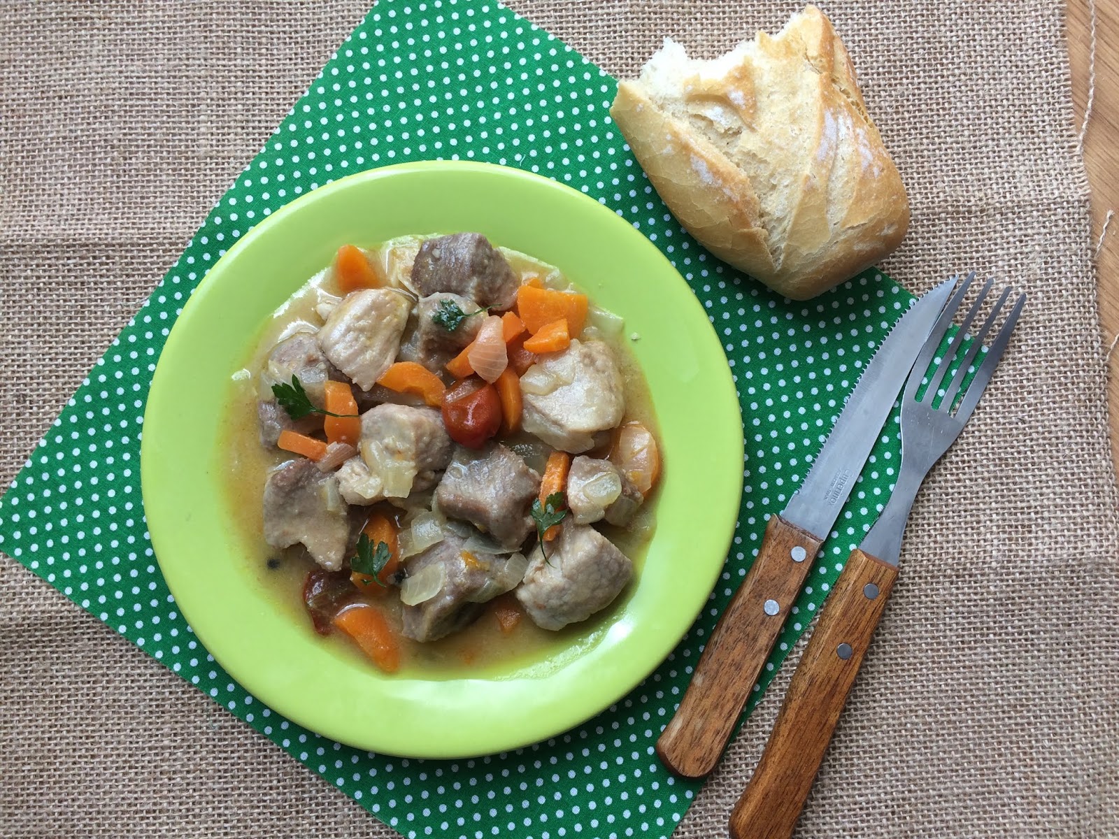 Lomo de cerdo guisado con verduras al cava