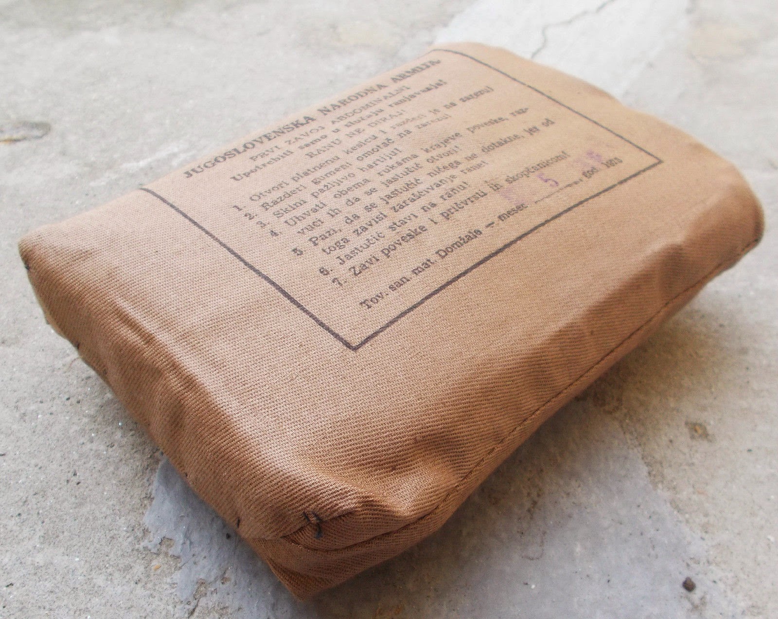 Webbingbabel: JNA ARMY Yugoslav People's Army MEDICS ABDOMINAL BANDAGE PACK