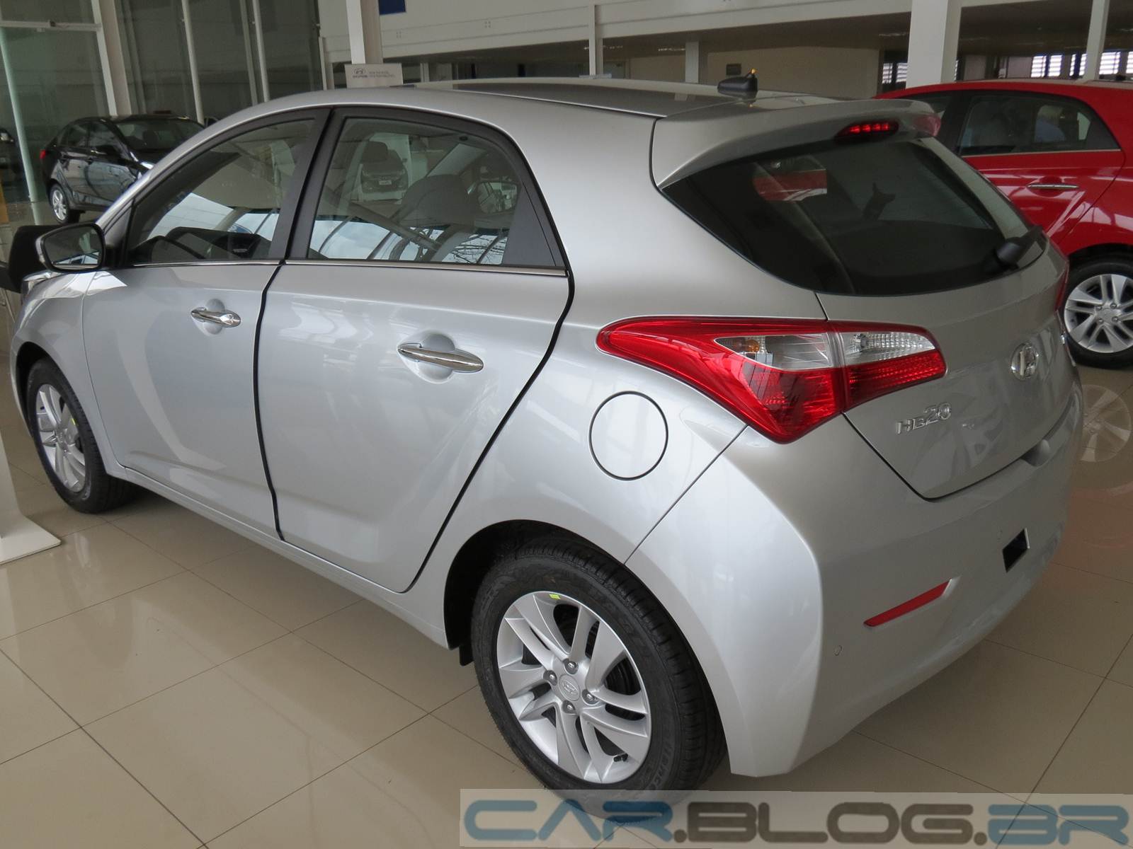 Hyundai HB20 2014: fotos e vídeo do carro em concessionária