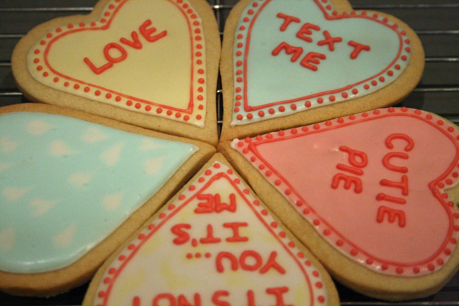 lauralovescakes...: Love Heart Cookies