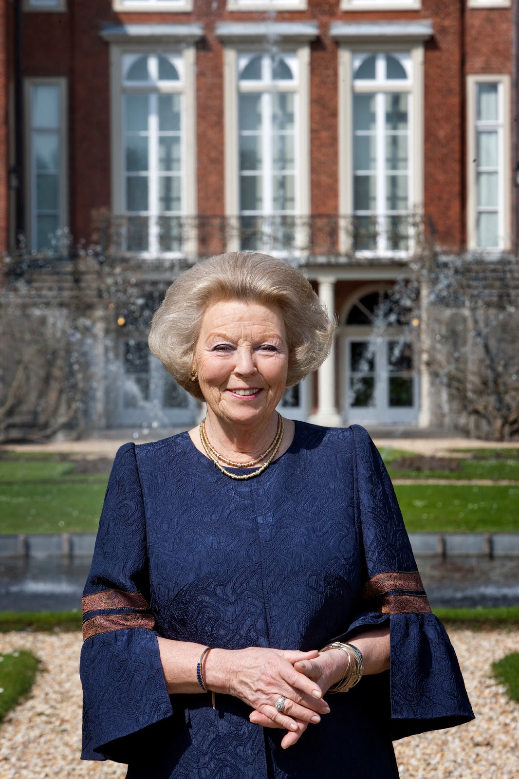 Marie Poutine's Jewels & Royals: Goodbye Queen Bea!