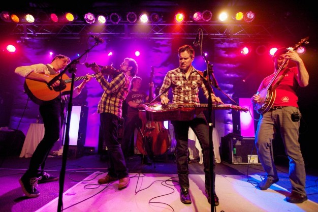 The Curtain With: The Infamous Stringdusters - Studio Album Discography ...