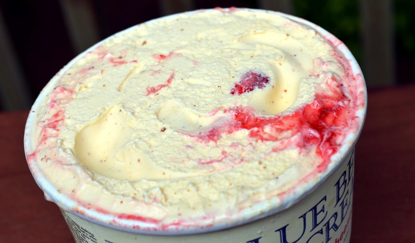 food and ice cream recipes: REVIEW: Blue Bell Strawberry Cheesecake