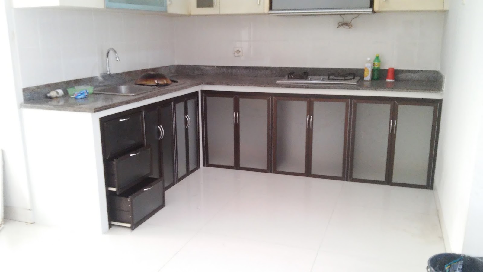 Lemari Dapur Kaca Aluminium