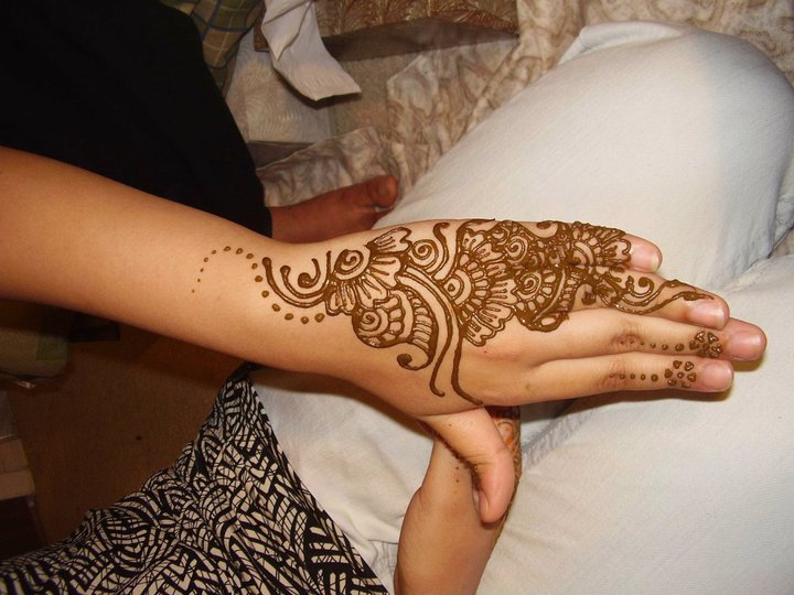 LATEST MEHNDI DESIGNS: SIMPLE AND MODERN MEHNDI DESIGNS